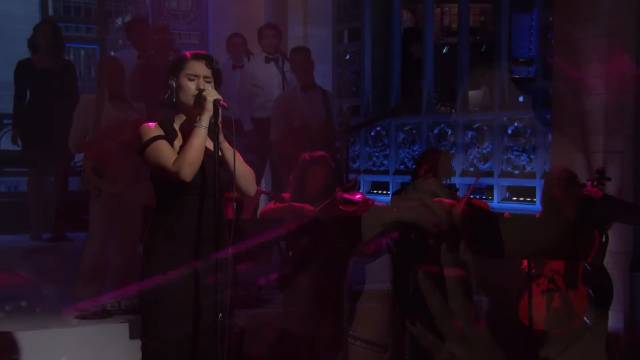 RAYE 热单 SNL 改编演绎现场释出_新浪新闻