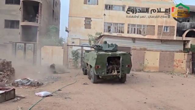 苏丹政府军的WZ-523装甲运兵车使用ZPT-99 30毫米机关炮向敌军射击|苏丹|装甲运兵车|非洲_新浪新闻