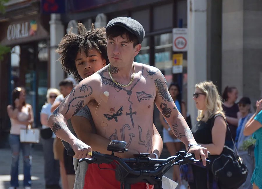 安德里亚·阿诺德导演…|阿诺德|导演|戛纳电影节_新浪新闻