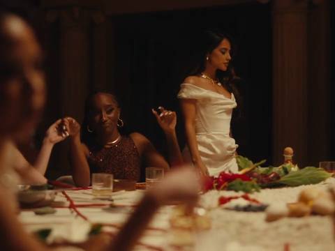 贝壳鸡Becky G联手Oscar Maydon新单MERCEDES官方MV释出_新浪新闻