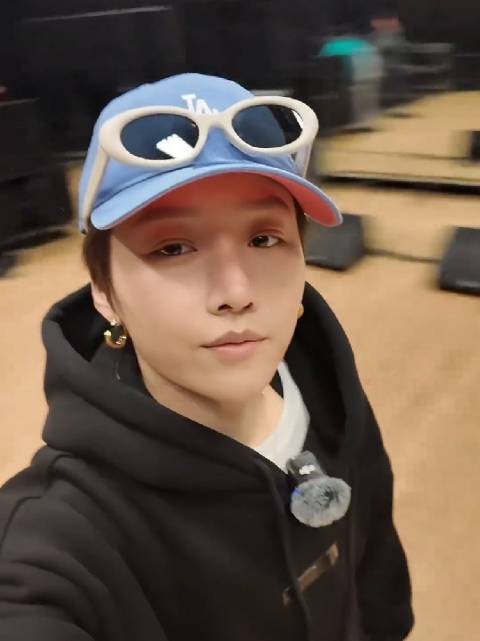 刘雨昕科切拉音乐节vlog 开屏白衬衫变装硬控我，随时都在记录分享的雨昕…|科切拉音乐节|刘雨昕|vlog_新浪新闻