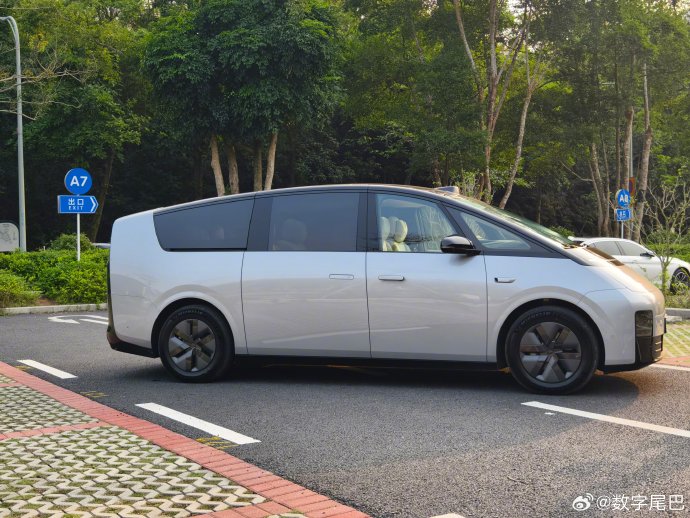 奇瑞星途首款 MPV E08 公布，对比理想 Mega 你选谁？-新浪汽车