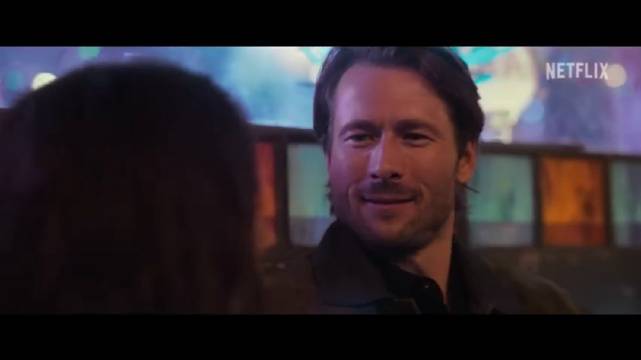 Glen Powell联手阿德里娅·阿霍纳主演新片首曝正式预告片！_新浪新闻