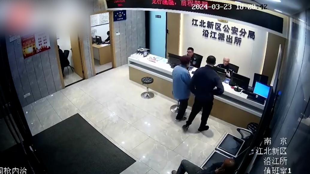 老人接到FaceTime诈骗电话，邻居果断报警|诈骗电话_新浪新闻