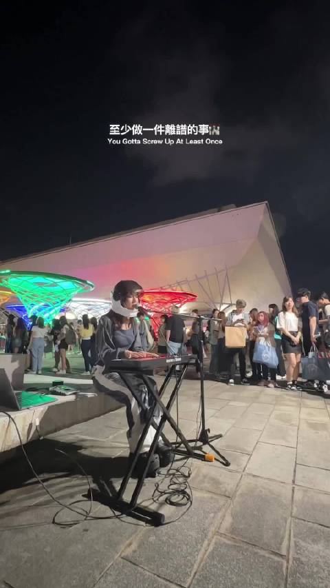 Kiri T《至少做一件离谱的事》 这件事有多离谱呢？_新浪新闻