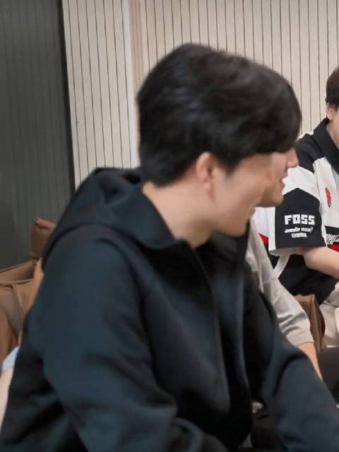 JackeyLove：去拍了MSI定妆照，遇到Theshy了_新浪新闻