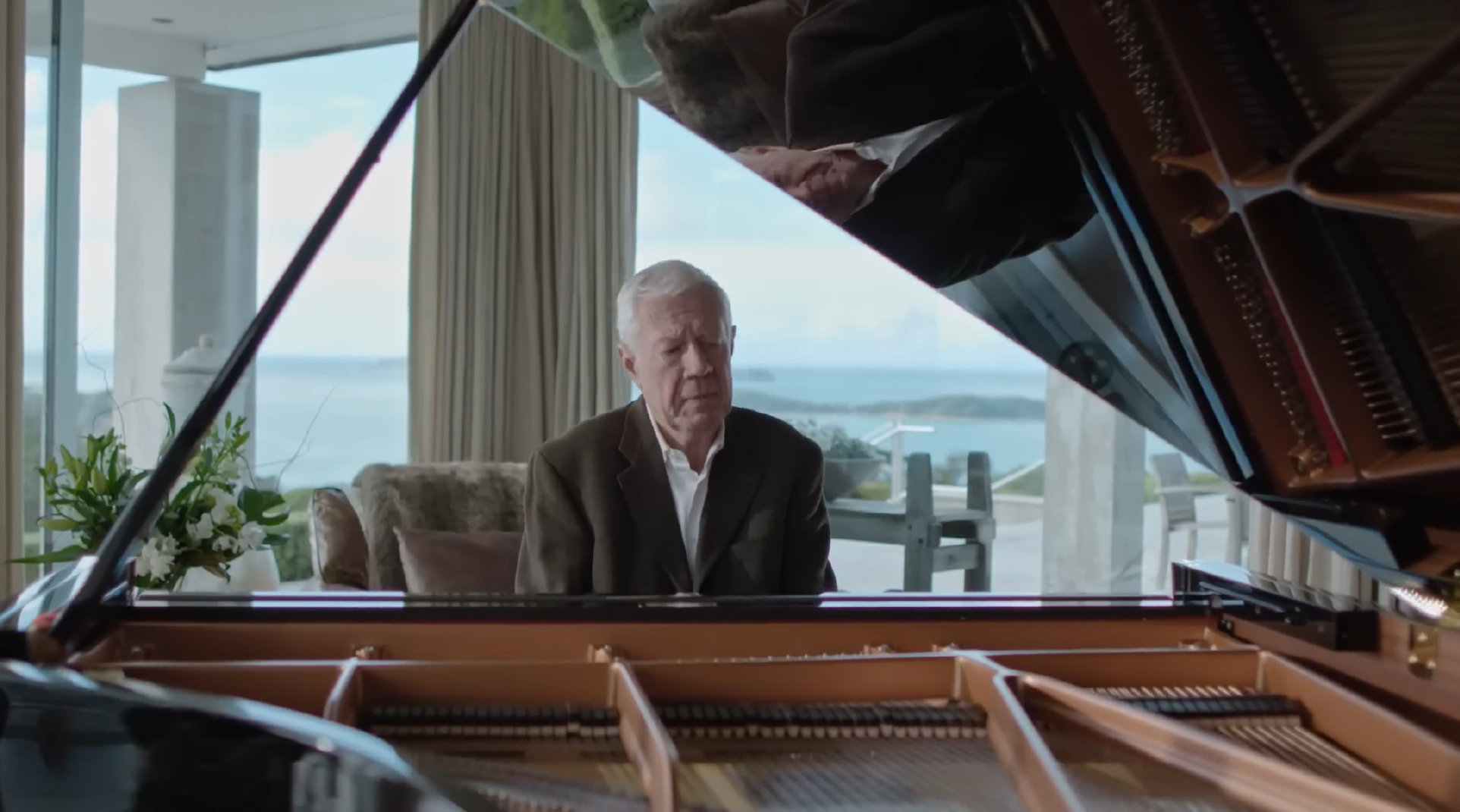 新西兰钢琴家 Carl Doy 现场弹奏《月亮代表我的心》 轻轻的一个吻…_新浪新闻