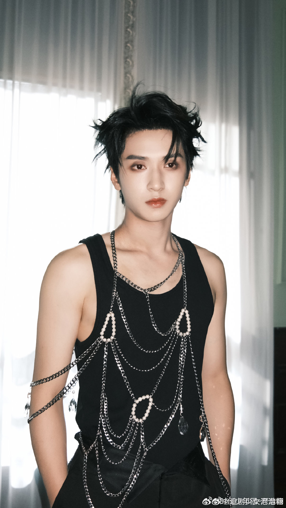 灯光调亮后的严浩翔，帅哥一枚|严浩翔|时代少年团_新浪新闻