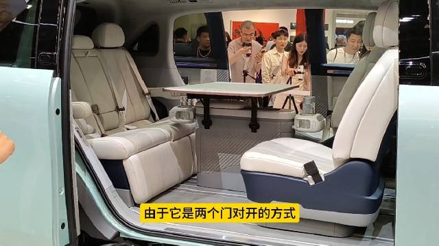 极氪展台的极氪MIX，号称宝宝巴士|汽车资讯|汽车视频|新能源_新浪新闻