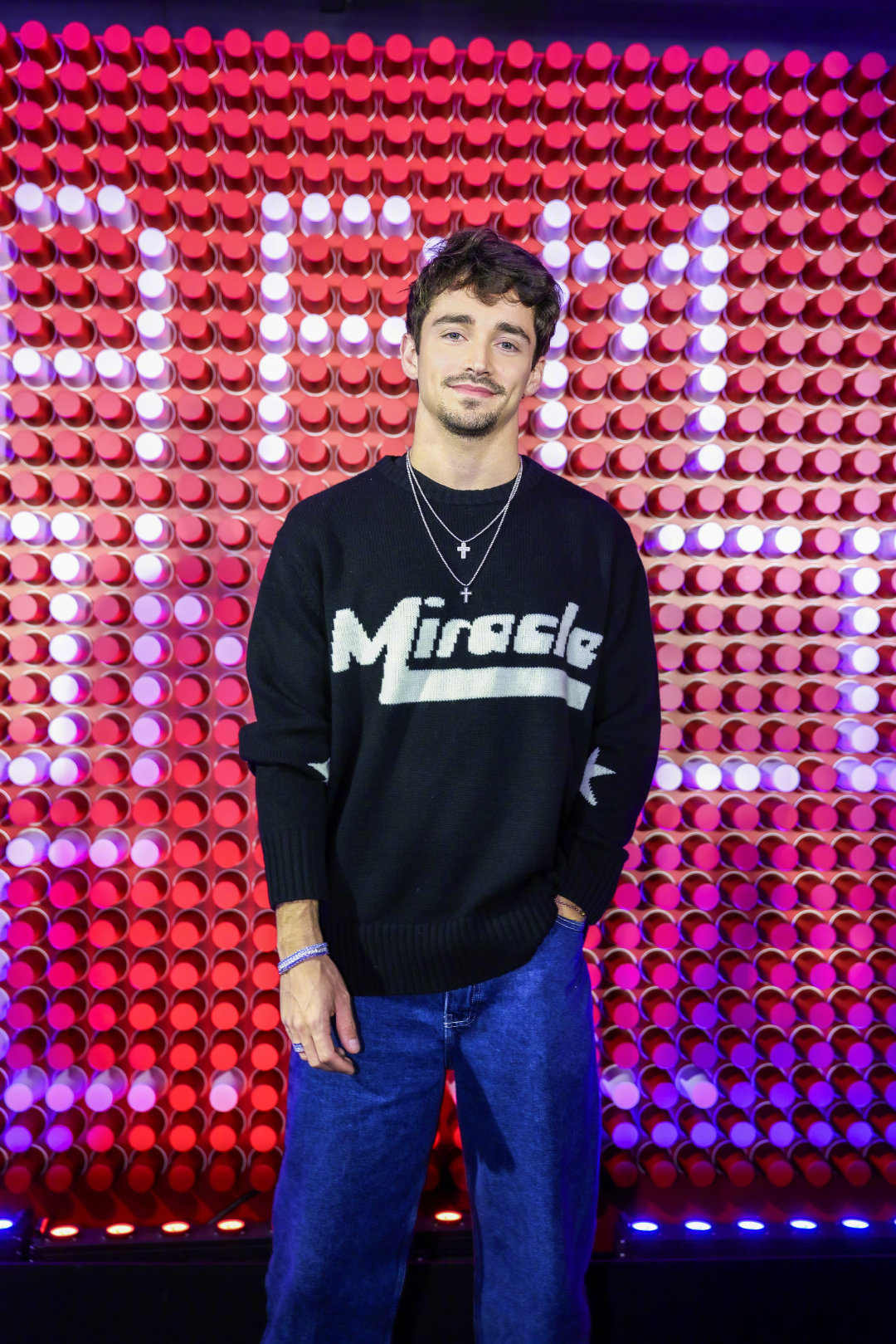 颜值与才华并存的美少年Charles Leclerc近日惊喜现身，现场活动图太酷了…|美少年|现身|牛仔裤|帅哥|字母_新浪新闻