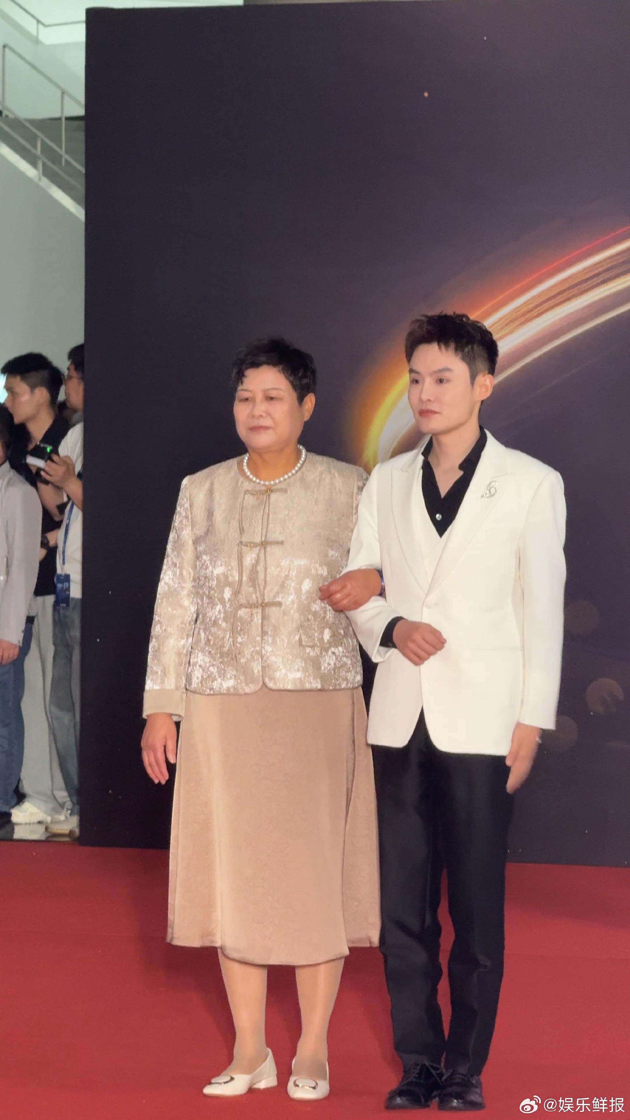 认真搞事业的女性不管什么时候都非常有魅力呀！|戛纳_新浪新闻