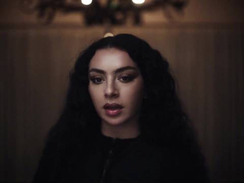 Charli XCX新单《360》MV首播！|360_新浪新闻