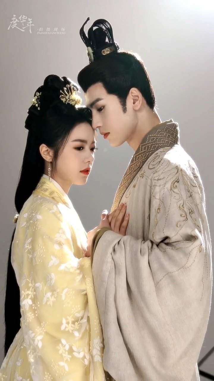 赵今麦、张凌赫《度华年 》双人海报花絮 情投弈合眼神眷恋~ 一口香香饭_新浪新闻