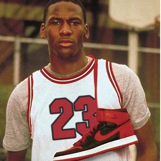 溢价4k+！「AJ1禁穿」元年版，时隔8年要复刻发售了..|AIR JORDAN 1(AJ1)|aj(air jordan)|印花|二级市场 ...