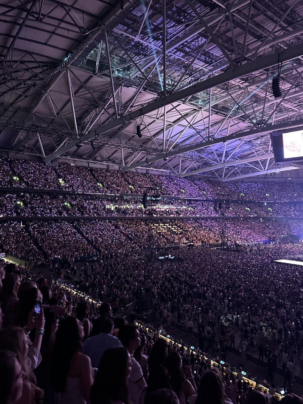 霉霉Taylor Swift在斯德哥尔摩 Friends Arena 举办的演唱会吸引了 66…|演唱会|Friends|斯德哥尔摩_新浪新闻