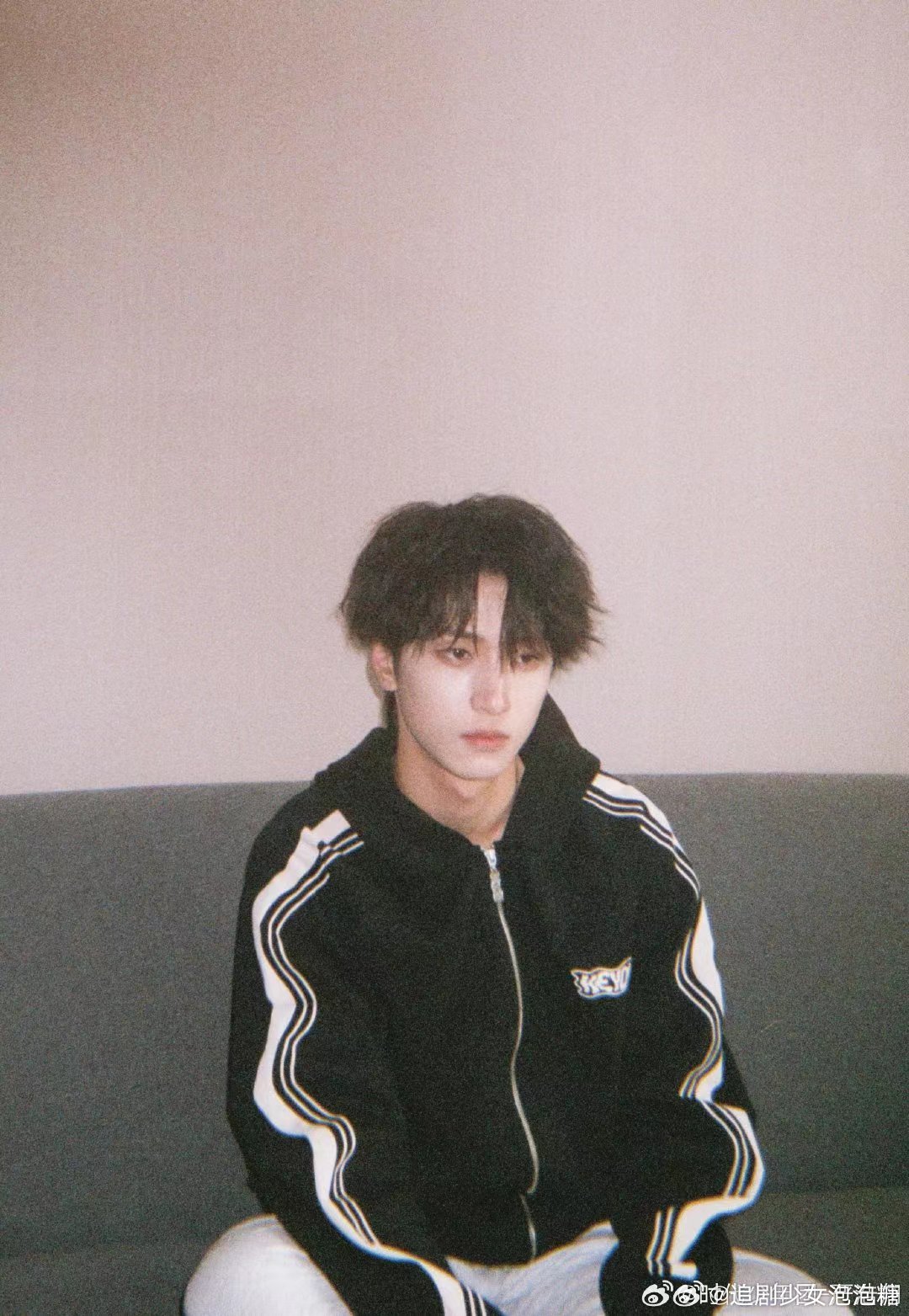 520悄悄上线晒胶片照的严浩翔，家夫帅得好过分啊|严浩翔|时代少年团_新浪新闻