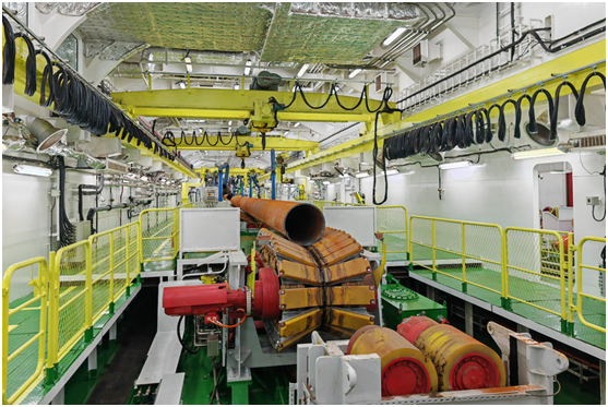 再添“大国重器”！JSD6000深水起重铺管船完工，吨位堪比航母|航母_新浪财经_新浪网