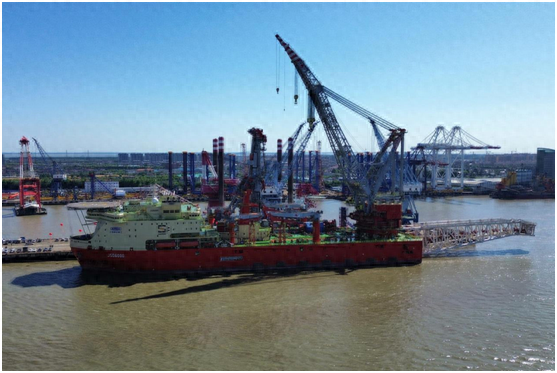 再添“大国重器”！JSD6000深水起重铺管船完工，吨位堪比航母|航母_新浪财经_新浪网