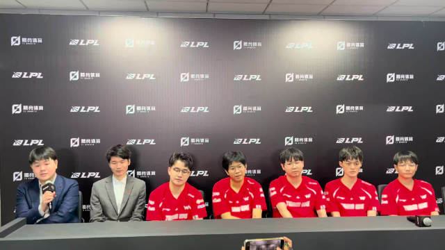 Q：时隔这么久现在以教练的身份重返赛场，今天也是顺利的拿下比赛…|教练_新浪新闻