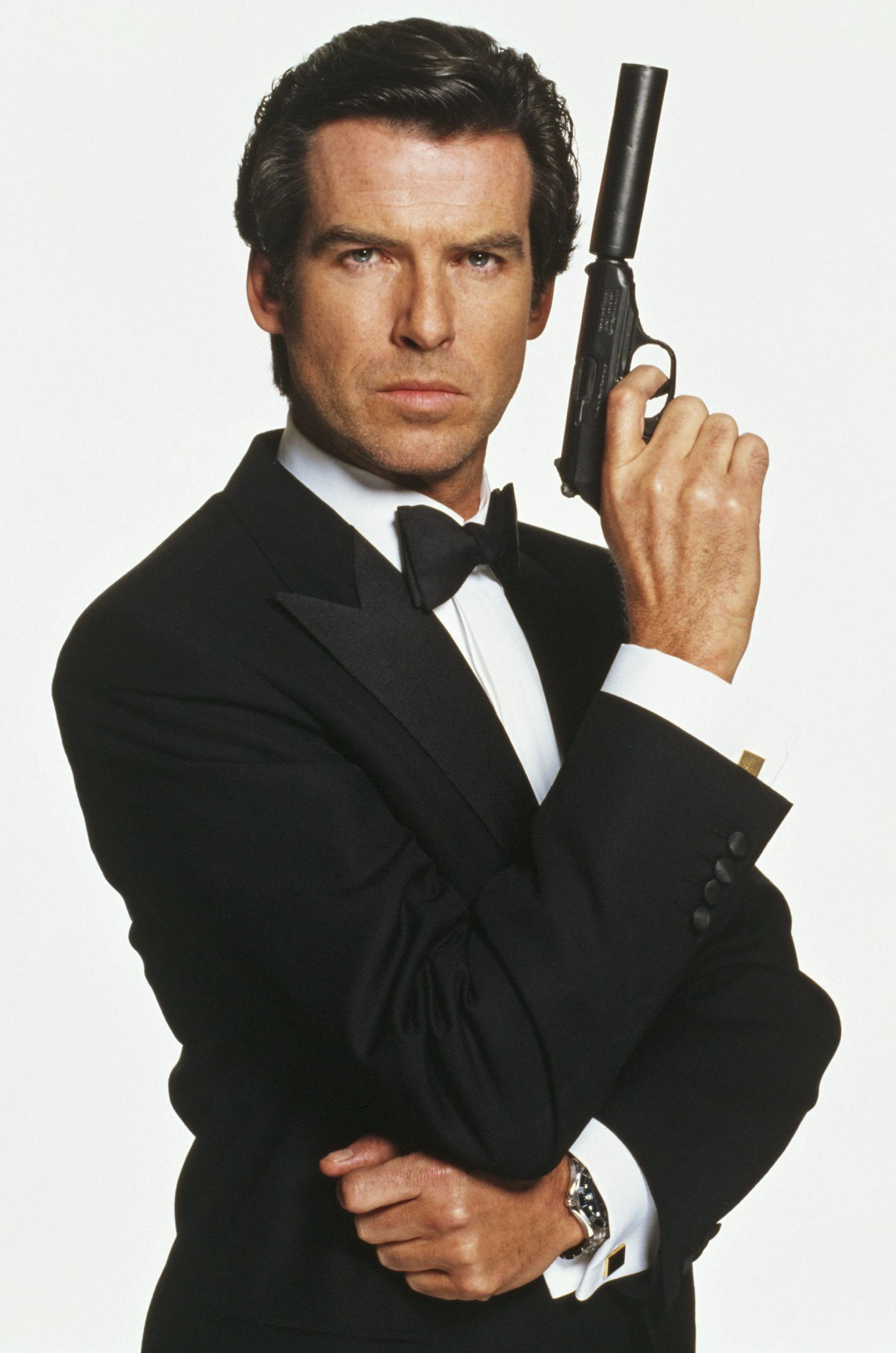 30年前的今天，被正式官宣为第5任007扮演者！|007|保罗·皮尔斯|布鲁斯南_新浪新闻