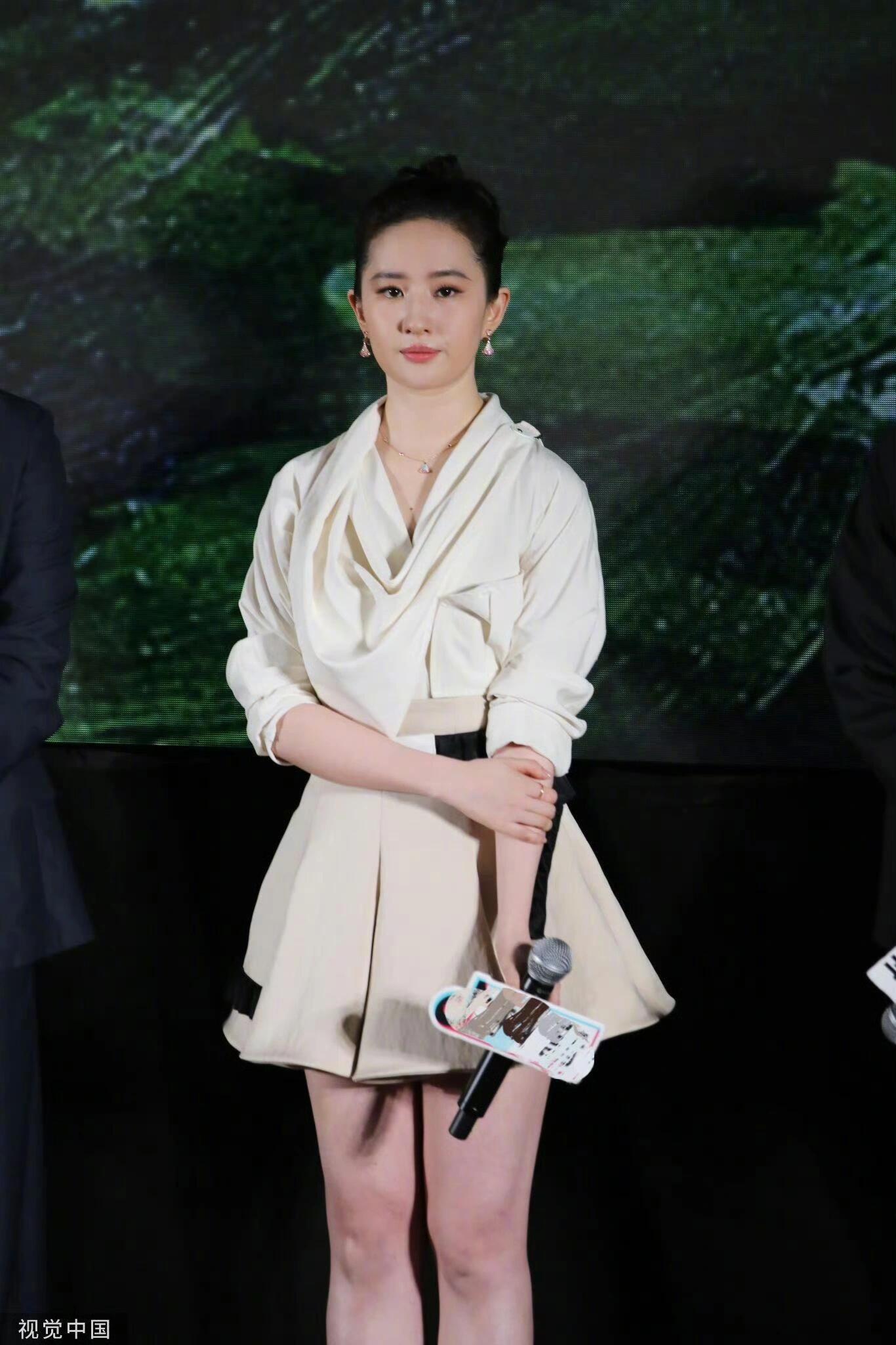 刘亦菲在《玫瑰的故事》见面会上的惊艳造型！简直是美到我心坎里去了|刘亦菲|玫瑰的故事_新浪新闻