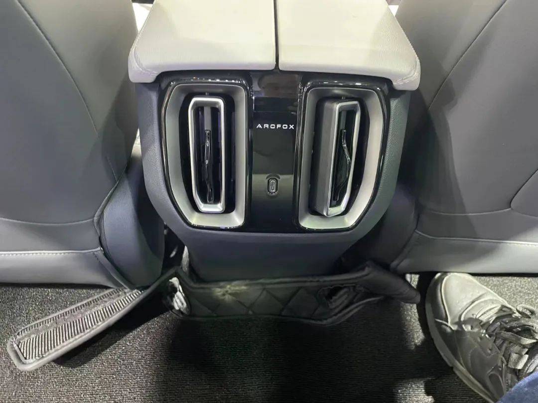 重庆车展丨阿尔法S5化身汽车影院，阿尔法T5配800V快充-新浪汽车