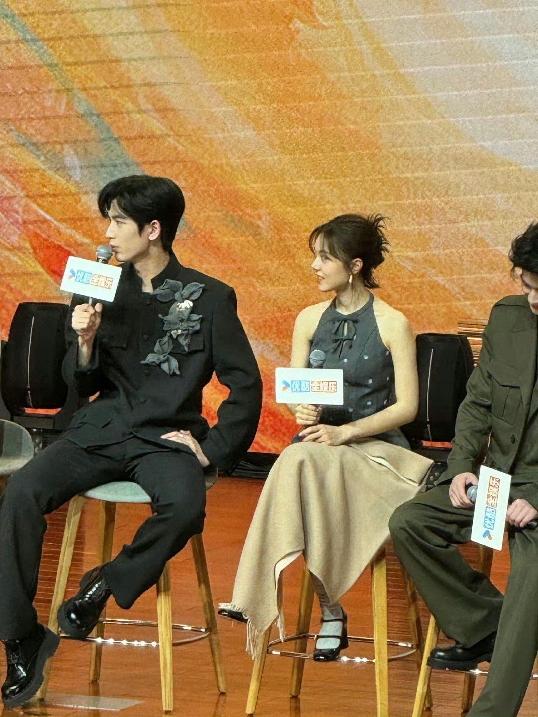 赵今麦张凌赫《度华年》扫楼贴脸合拍！快来收取新壁纸了！裴文宣李蓉来放糖了|赵今麦|张凌赫|李蓉_新浪新闻