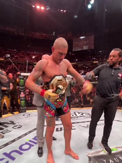 “CHAMA！” UFC九场比赛，第四次冠军战获胜！|UFC|佩雷拉_新浪新闻