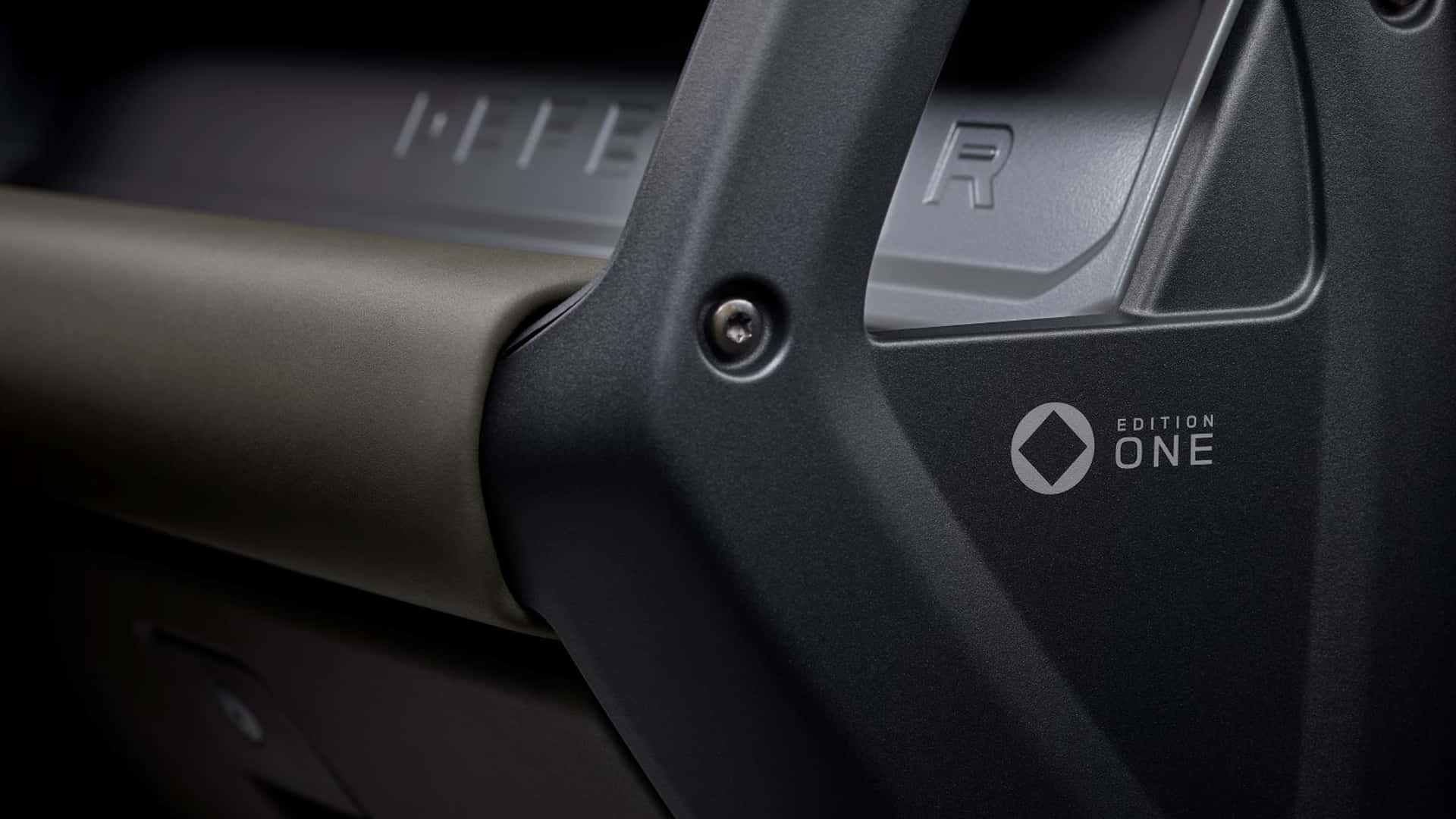 路虎卫士OCTA官图发布 搭载4.4T V8+48V轻混动力-新浪汽车