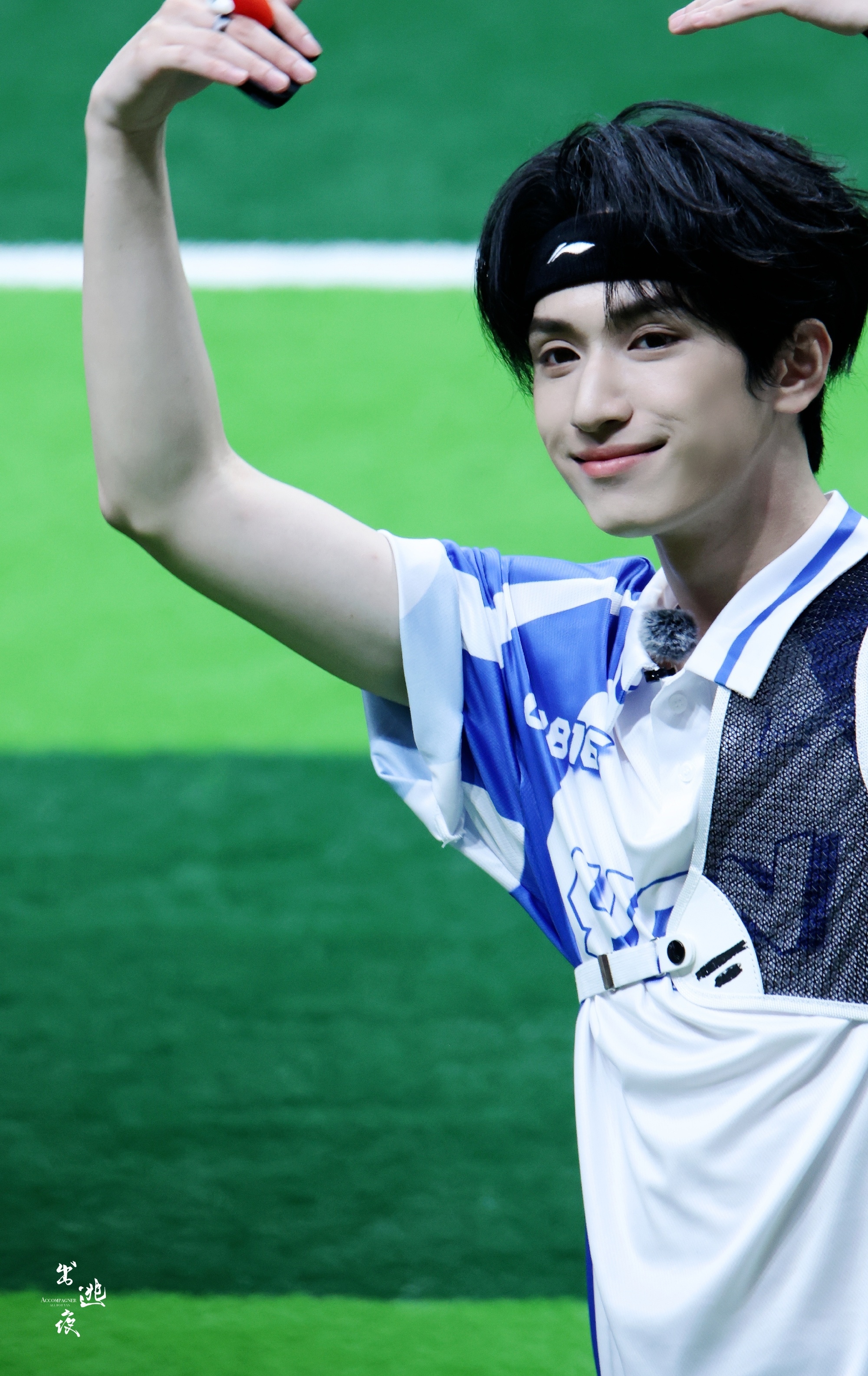 轻轻松松被帅到，一直在向粉丝比心打招呼啊～ @时代少年团-严浩翔 cr水印|严浩翔|时代少年团_新浪新闻
