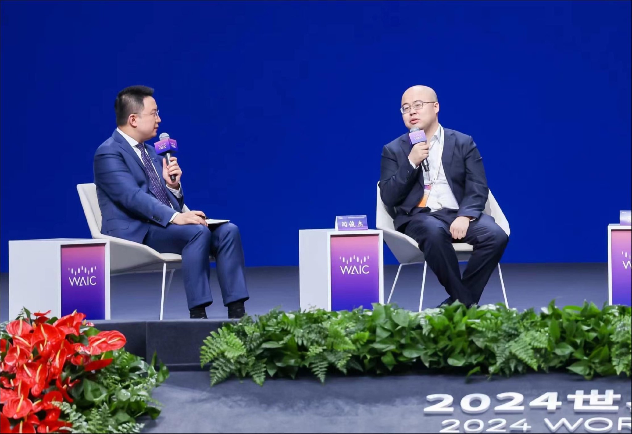 钛媒体对话MiniMax创始人闫俊杰：至少三年后才会出现“杀手级”AI应用｜直击WAIC 2024__财经头条