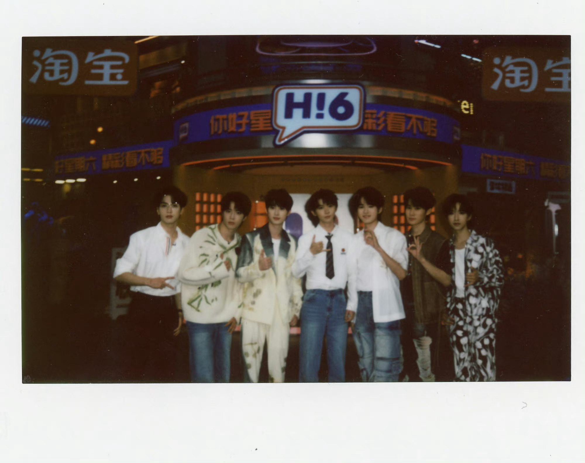 时代少年团Hi6拍立得合照 马嘉祺丁程鑫宋亚轩刘耀文张真源严浩翔贺峻霖|时代少年团|马嘉祺|张真源_新浪新闻