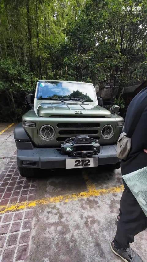 四平八稳，线条硬朗，全新212在致敬自己，也在迎合时代，你怎么看？|汽车资讯|汽车视频_新浪新闻