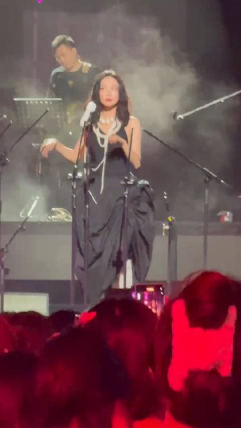 王霏霏在闪光音乐节首唱新歌《Tooooo Busy》，真的好会扭…_新浪新闻