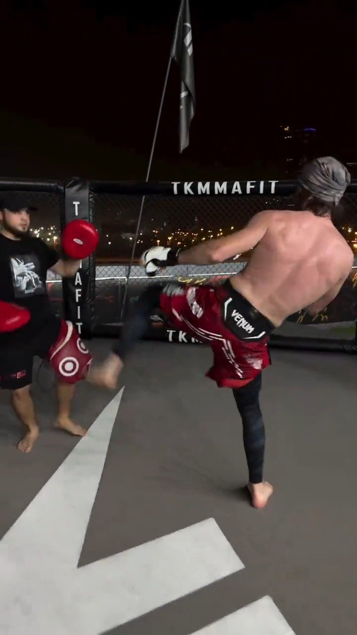 “独眼狮王”沙拉布丁·马戈梅多夫(Sharabutdin Magomedov) 在迪拜的TKMMA训练_新浪新闻