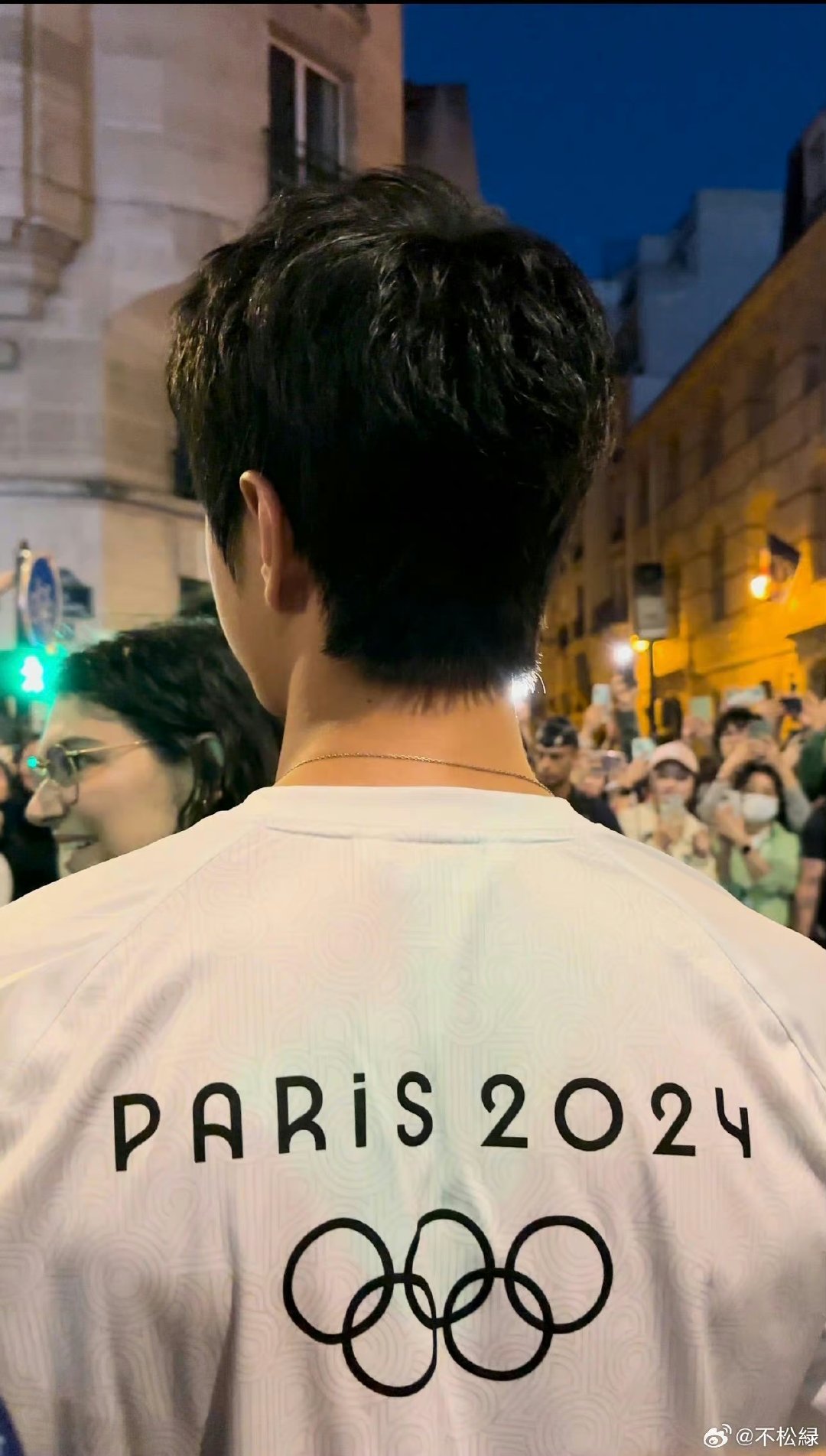 王一博传递奥运火炬，真的好帅啊！羡慕现场的mtjj|王一博_新浪新闻