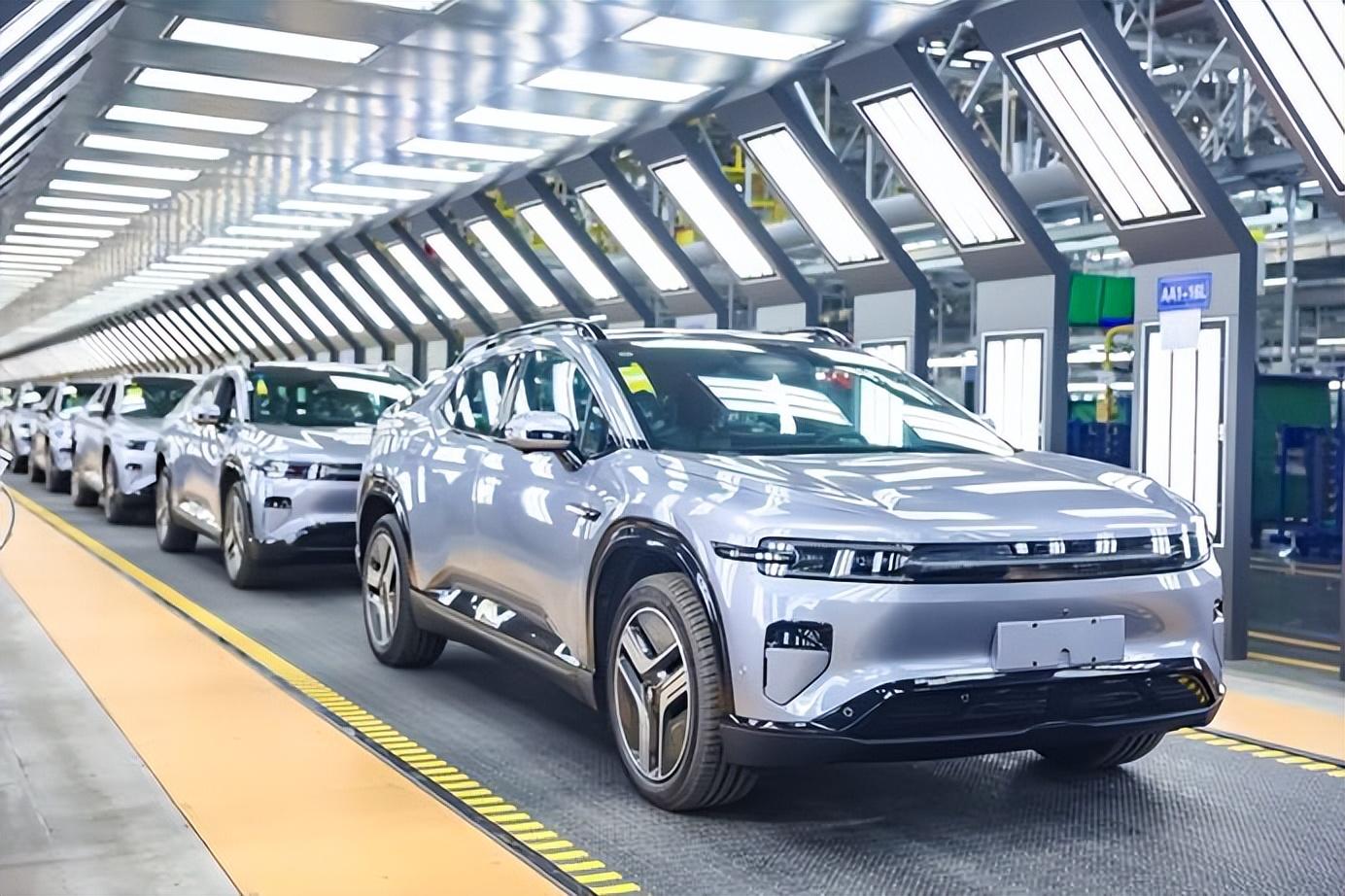 “擎天柱”打卡长安数智工厂 揭开长安启源E07背后的智造奥秘-新浪汽车