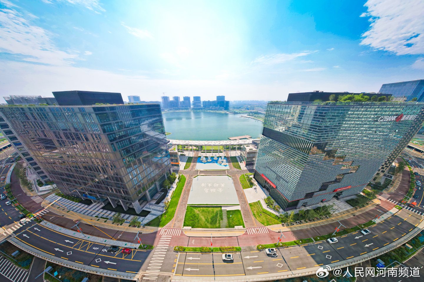7月24日上午，航拍郑州龙湖金融岛，浓郁的天空色彩…|郑州市|航拍_新浪新闻
