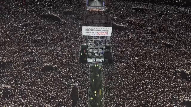 Travis Scott 昨天意大利米兰演唱会现场，有80000人|Travis Scott|巡演|演唱会_新浪新闻