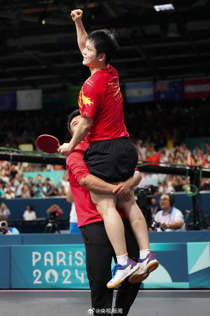 樊振东被王皓举高高|樊振东|王皓|金牌_新浪新闻