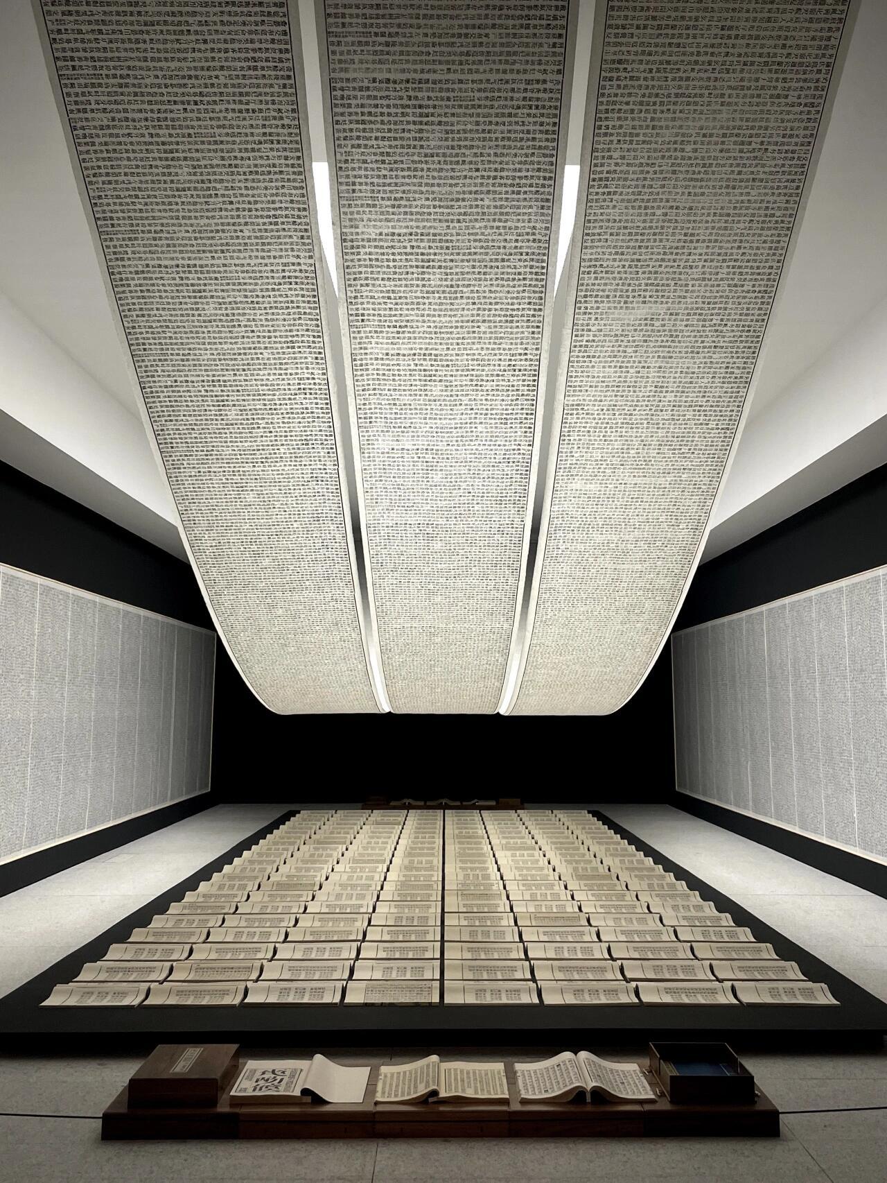 徐 冰 1955 年出生于重庆 当代艺术家 代表作品：《析世鉴-天书》|析世鉴-天书|艺术家|出生_新浪新闻