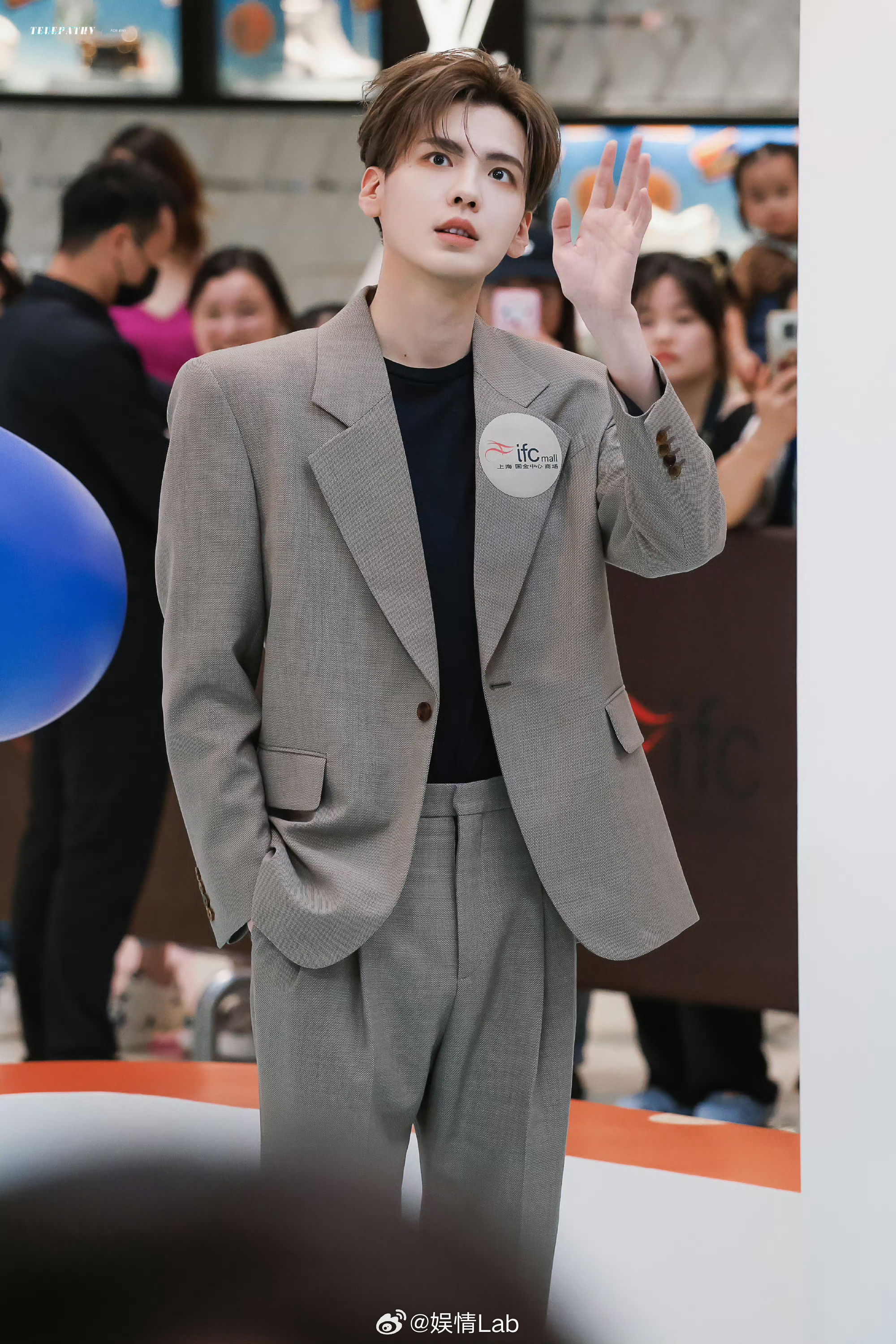 @Biiiii毕雯珺 今日份活动路透来喽 雯珺灰色西装搭配棕咖发色…|发色|灰色|毕雯珺_新浪新闻