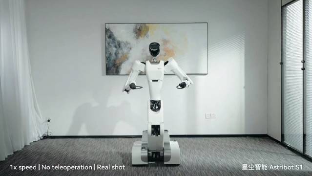 星尘智能发布了机器人Astribot S1 下一代人工智能机器人助手↓能收拾屋子…|ChatGPT|GP|烙饼|泡茶|才艺_新浪新闻