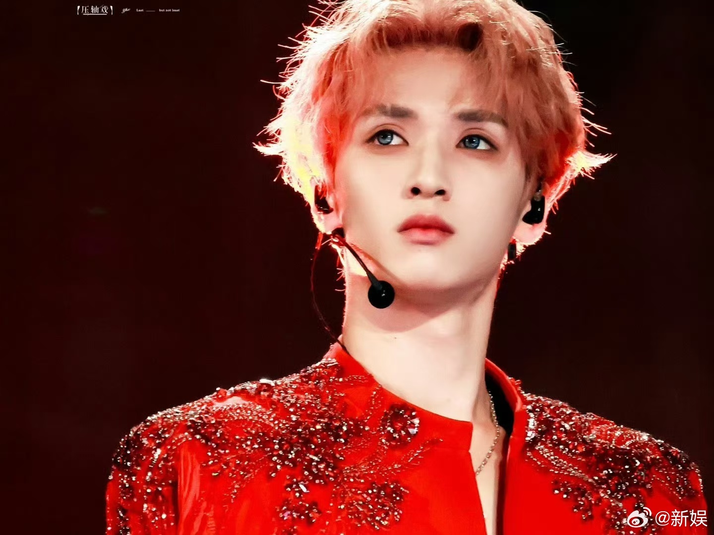 啊啊啊被严浩翔帅到失语了，粉发蓝瞳黑色深V…|严浩翔_新浪新闻