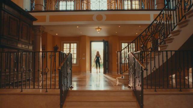 Sabrina Carpenter新歌《Taste》MV邀请Jenna Ortega出演，致敬经典喜剧电影|新歌|Taste|喜剧电影_新浪新闻