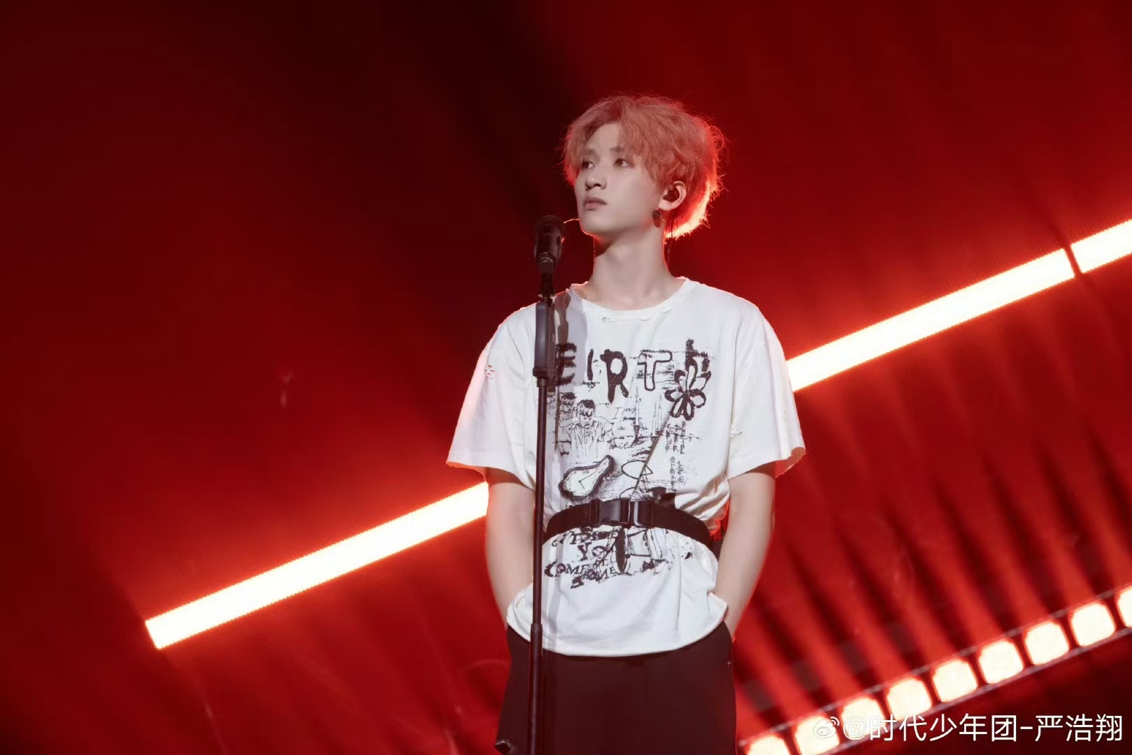 严浩翔粉发红衣造型排练照🈶期待今晚的澳门演唱会 严浩翔好野一朵红玫瑰|严浩翔|演唱会|红玫瑰_新浪新闻