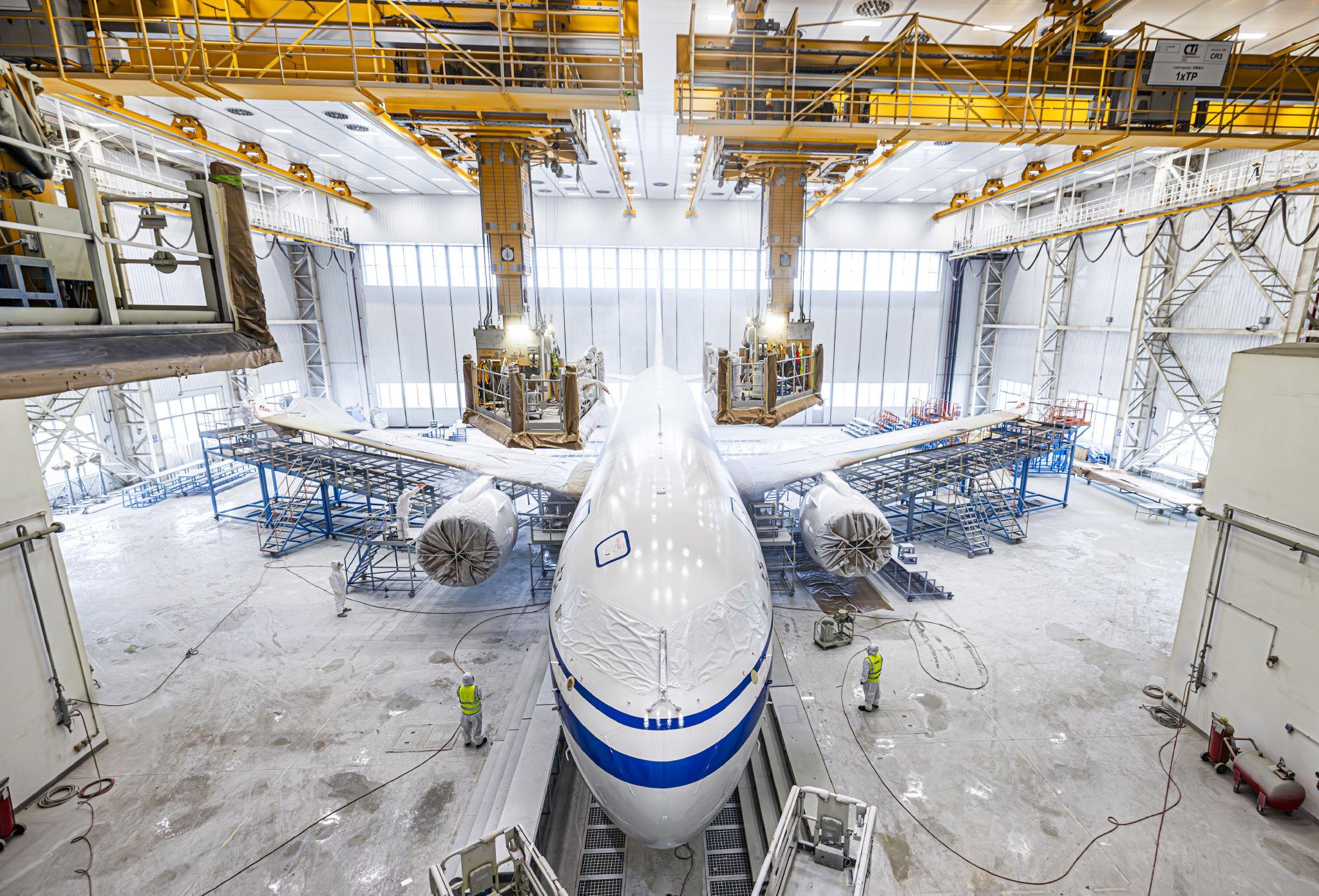 C919飞机首次“身披”五星红旗！揭秘涂装全过程|五星红旗|C919飞机_新浪新闻