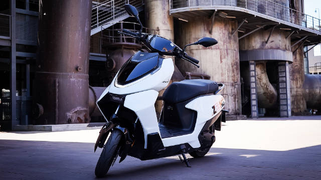 极核AE4系列版本较多，其中电摩就有三个版本，它们有啥区别?_新浪新闻