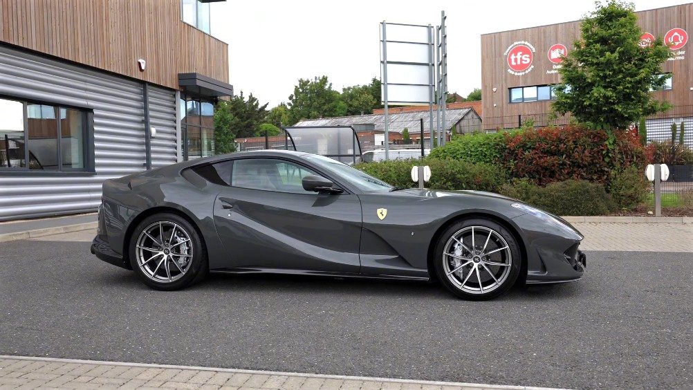 Ferrari 812 Superfast，它不仅拥有令人窒息的加速能力…|试驾评测|跑车评测|法拉利_新浪新闻