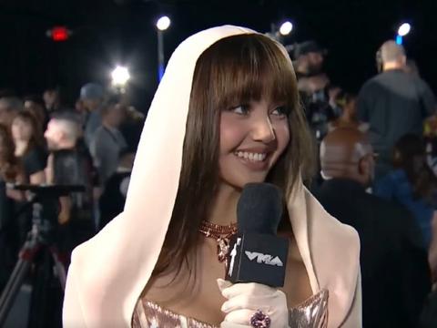 Lisa放弃欧美范儿，新造型回归亚洲审美，看起来顺眼多了？|造型|范儿|审美_新浪新闻